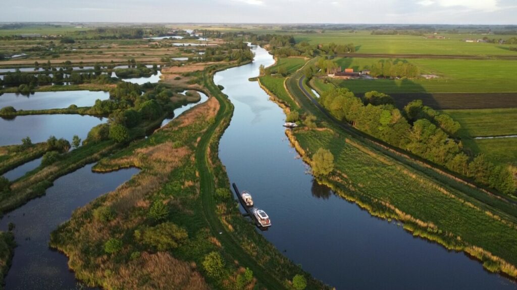 Varen in Nationaal Park Weerribben-Wieden met elektrische boot